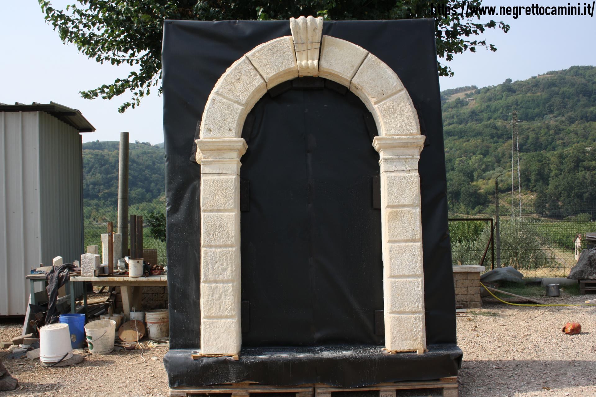 Portale originale del '600 | Negretto Camini d'Autore